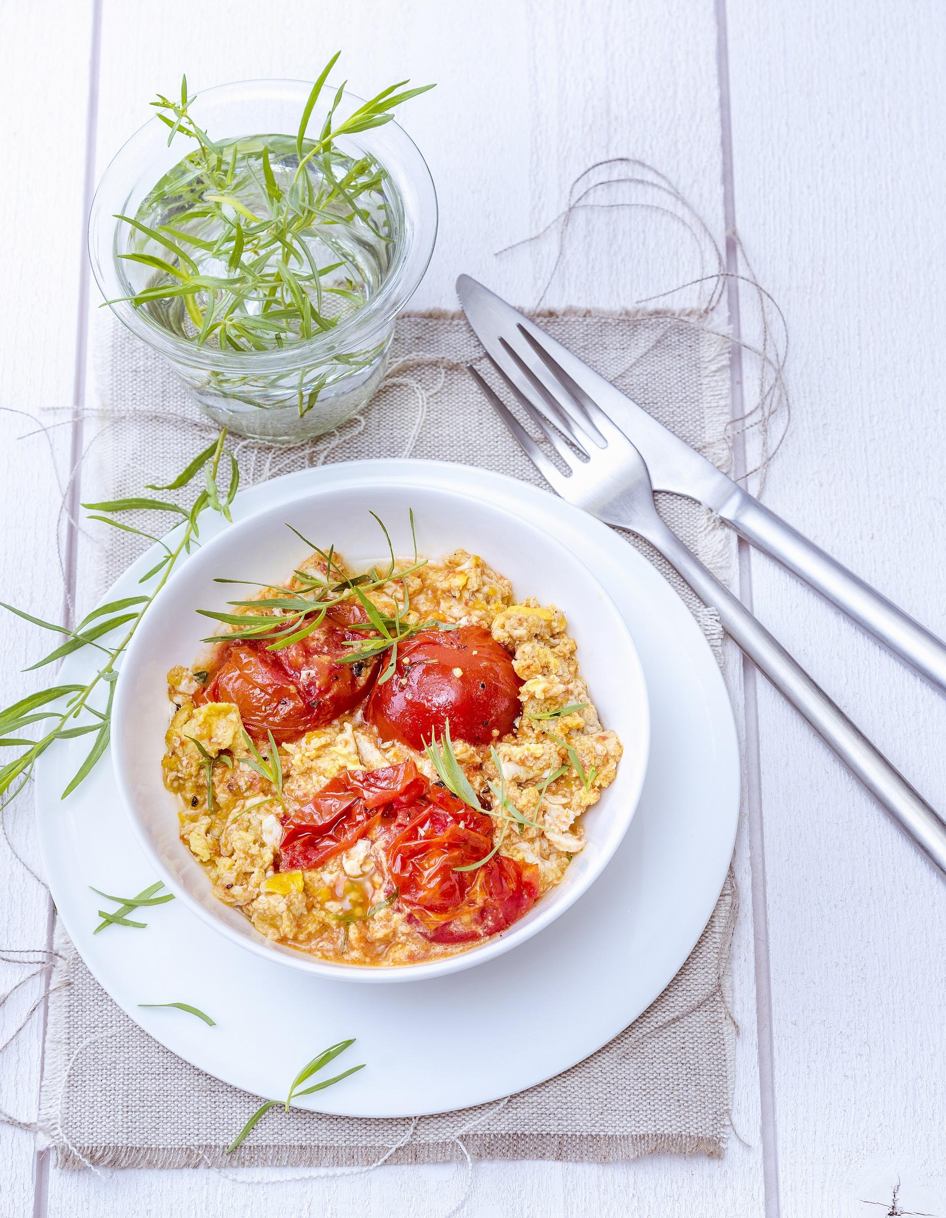 Brouillade d'œufs à l'estragon et aux tomates confites - Recette Cook ...