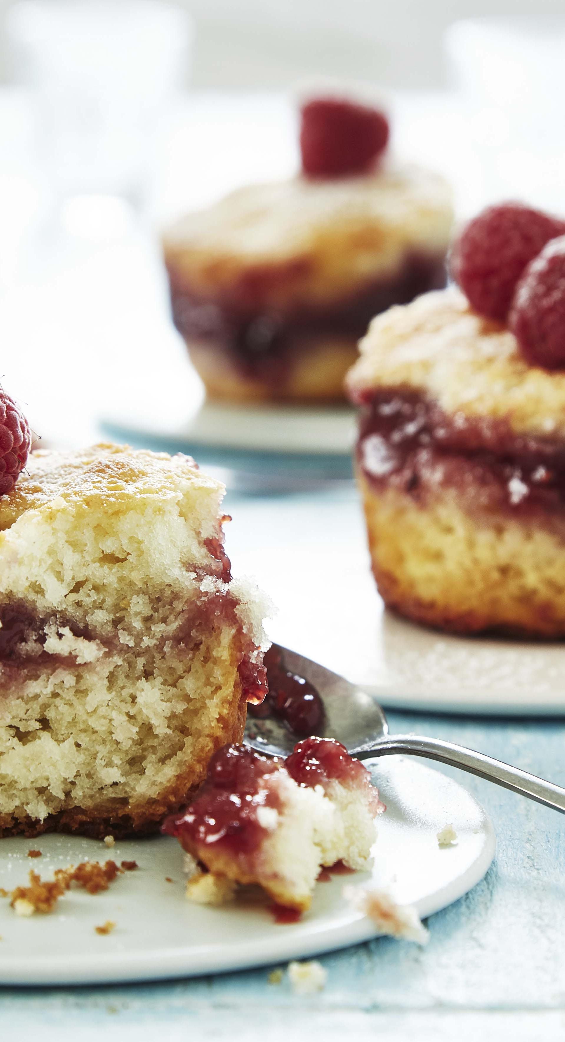 Cakejes met vloeibare vulling van pruimenjam - Recepten Cake Factory ...