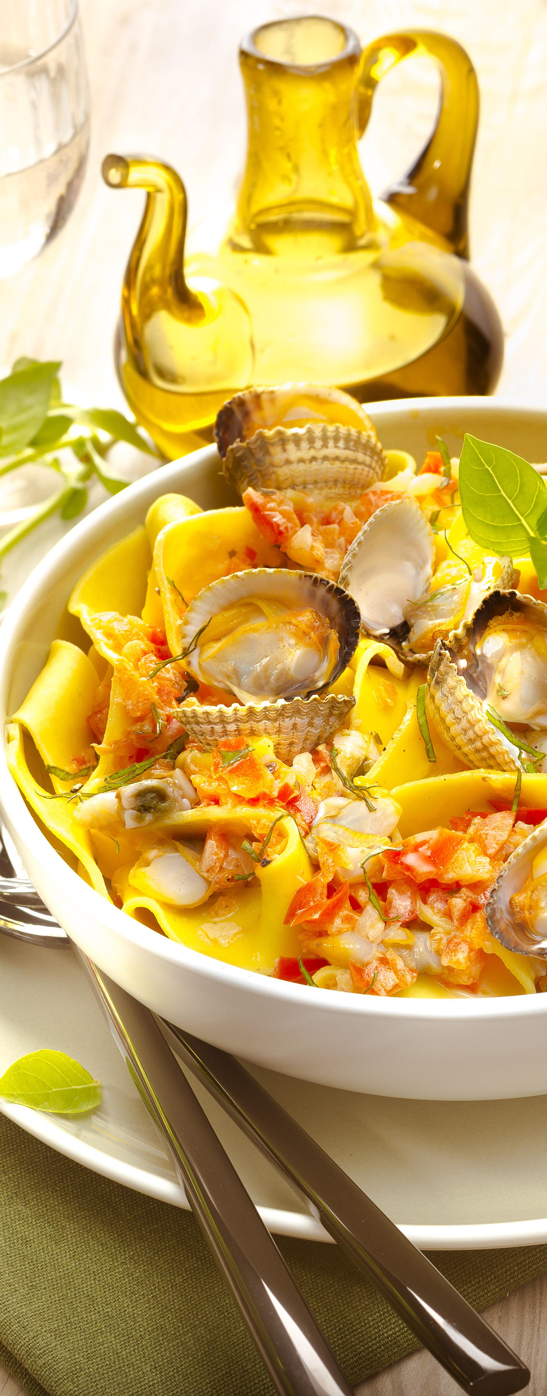Salade de pâtes maison aux coques, sauce aux poivrons - Recette ...