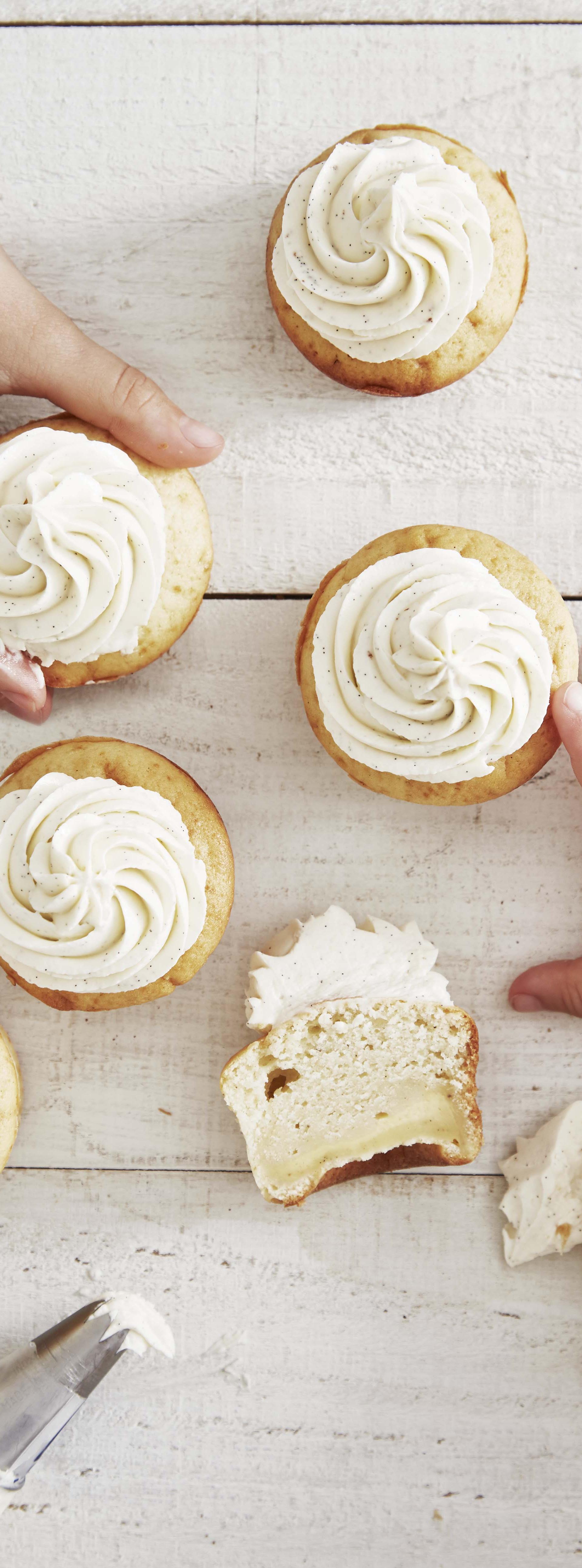 Cakejes met vloeibare vulling van pruimenjam - Recepten Cake Factory ...